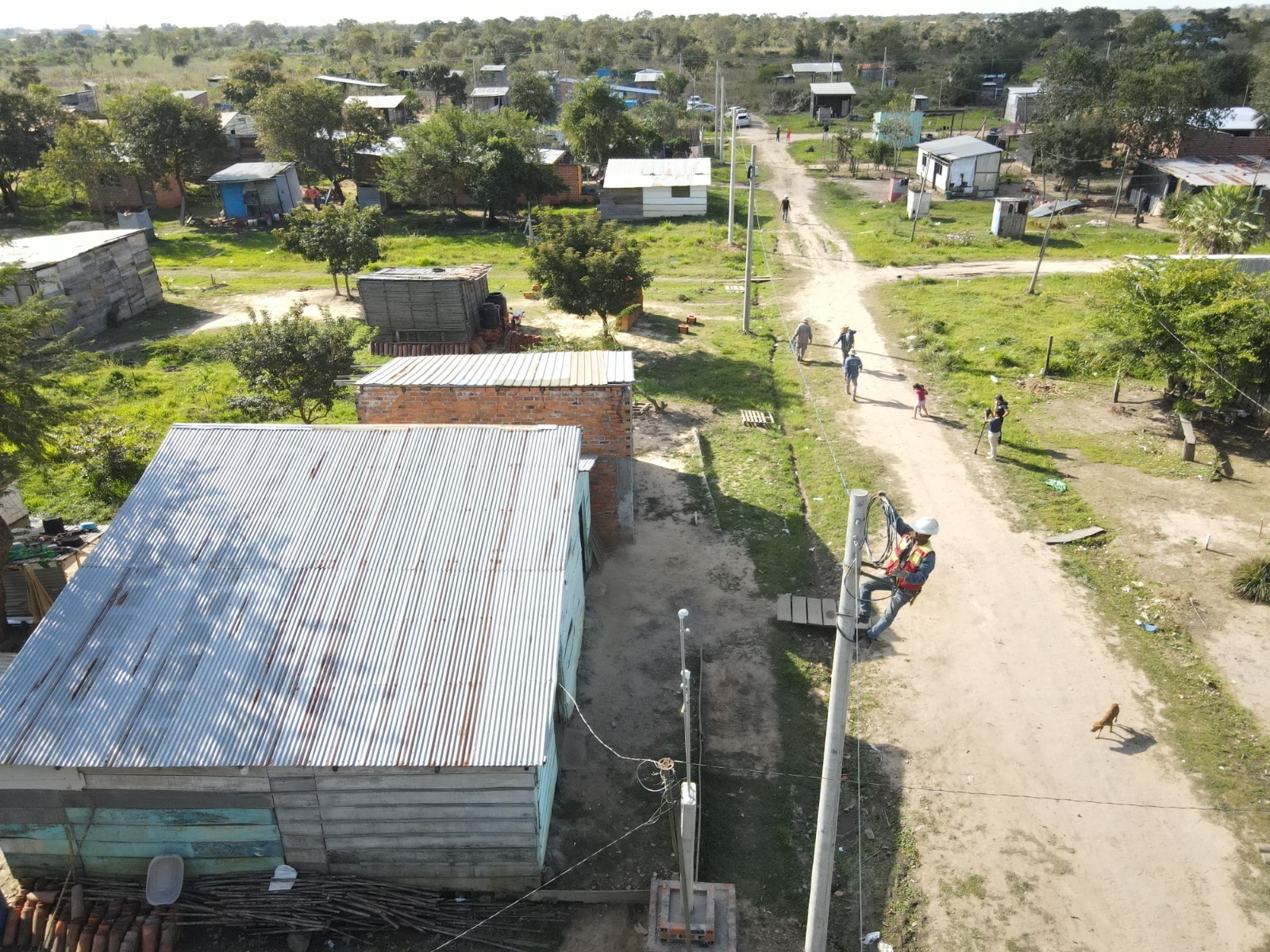 ENDE amplía la red eléctrica para beneficiar a familias de Trinidad ...